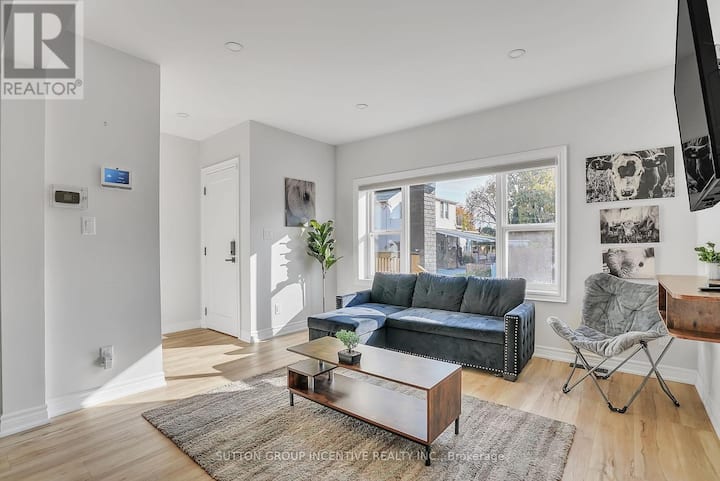 Brand New Home In Hamilton - カナダ ハミルトン