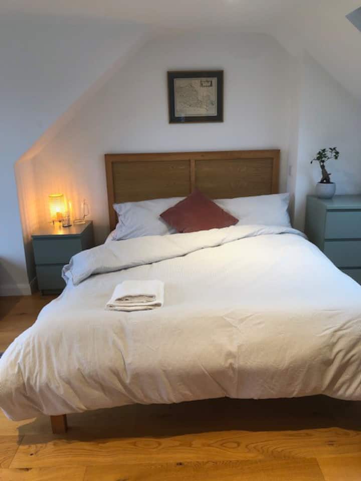 Spacious Loft With En-suite, Parking And A View - Henley-on-Thames