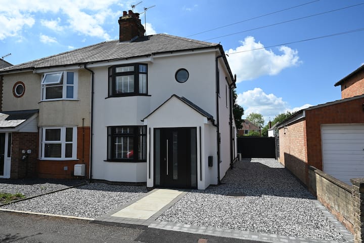 Ultra-modern Three Bedroom House. - Rugby