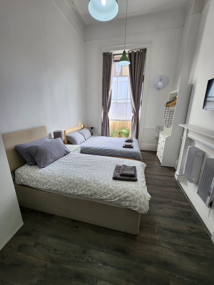 Spacious Bedroom With Large Private Bathroom - 런던