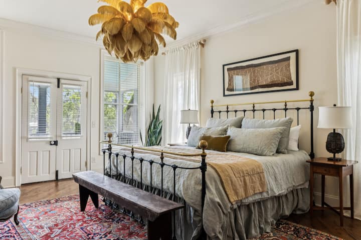 Historic & Spacious Leiper's Fork Inn - Fairview, TN