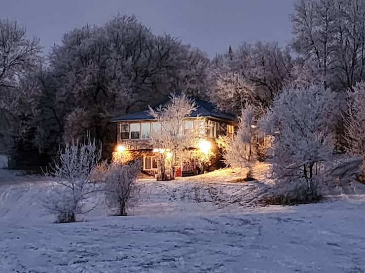 Waterfront Cottage W/ Hot Tub & Ice Fishing House - Pinawa