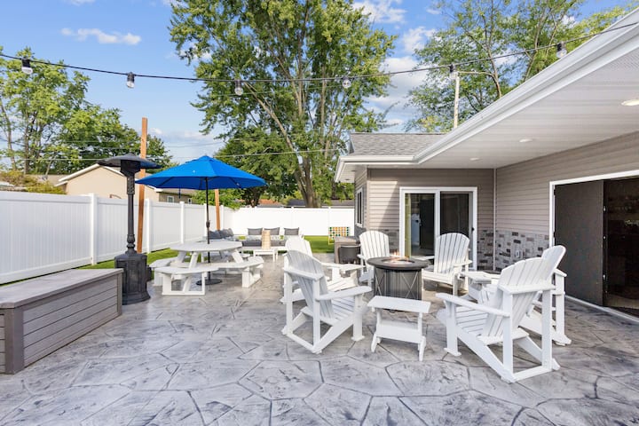 Stylish Stay By Lambeau • Party Garage + Patio - Tundra Lodge, Green Bay