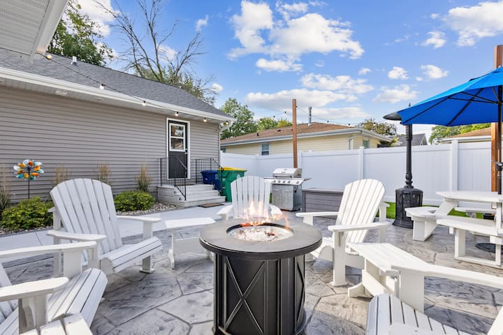 Green Bay Getaway | Pet Friendly & Garage Lounge - Green Bay, WI