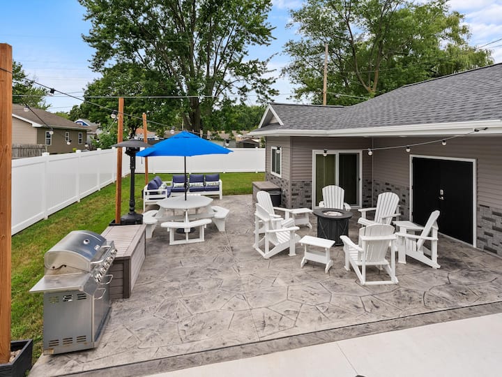 Cental, Walk To Lambeau, Large Patio, Party Garage - Green Bay, WI