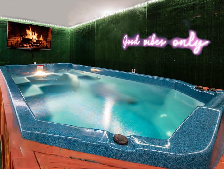 Heated Indoor Pool, Sauna & Roofdeck Fire Pit! - Nashville, TN