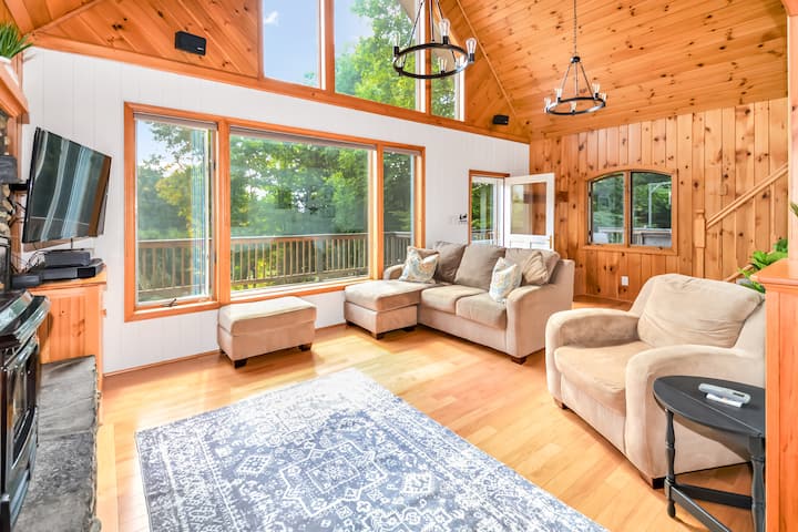 Edelweiss! Ski Chalet: 5 Bed, 5 Mins To Jay Peak! - Vermont
