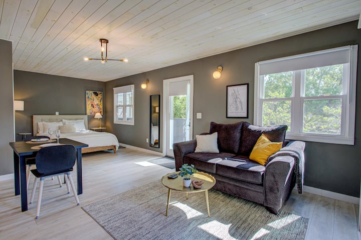 Uptown Comfy Studio - Park And Walk! - St. Augustine, FL