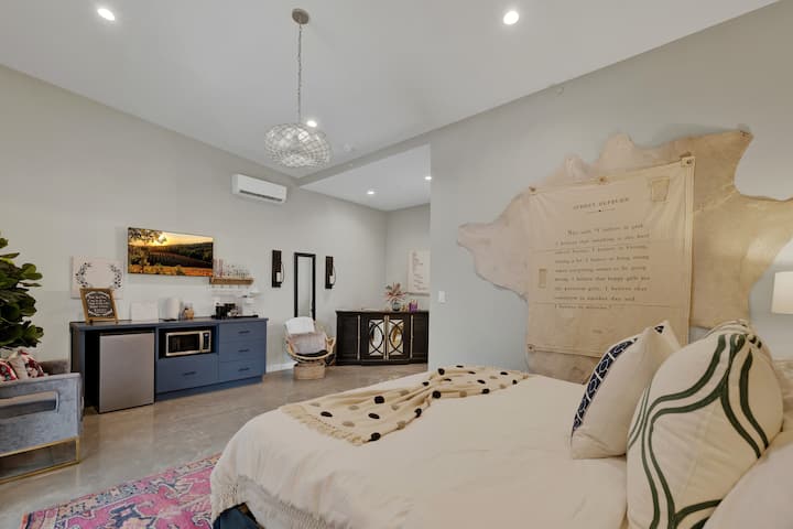 Pop 1: Hot-tub + Close To Main St. - Fredericksburg, TX