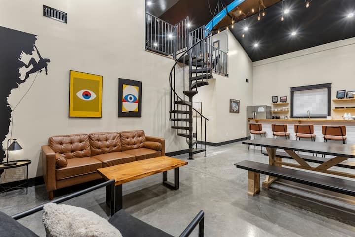 New Barn/king Beds/hot Tub/spacious Level Parking - Slade, KY