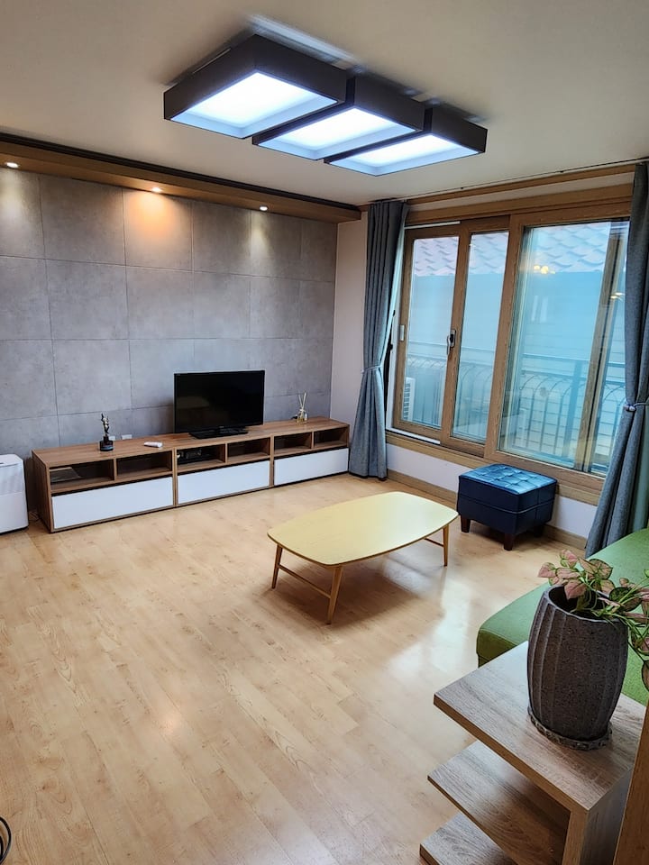 Modern 2br For 5 | 7m To Hongdae Stn & Park - Seoul