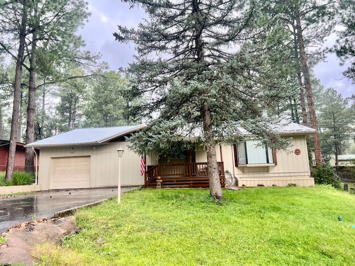 Mid-town Home| Hot Tub | Pool Table - Ruidoso, NM