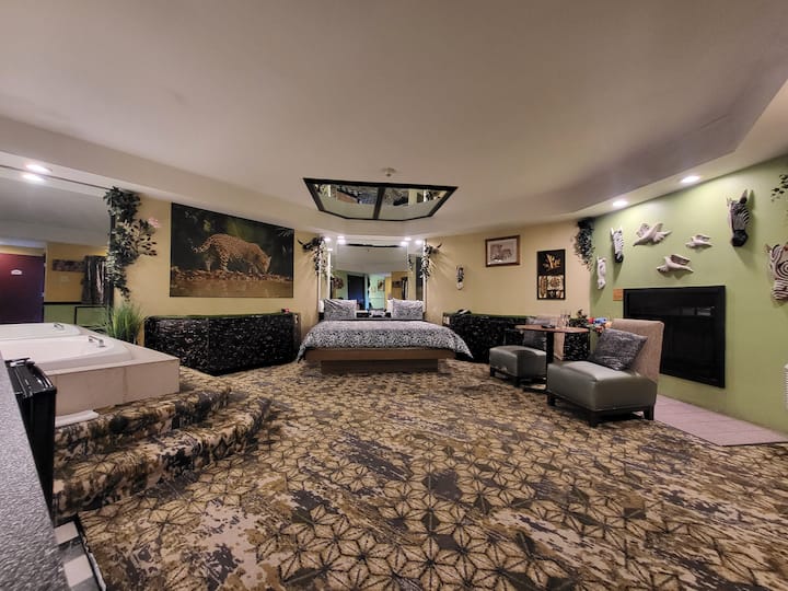 Jungle Theme Suite With Jacuzzi & Fireplace - Harrisburg, PA