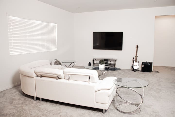 Private Rooms, Cozy Suite! - Bakersfield, CA