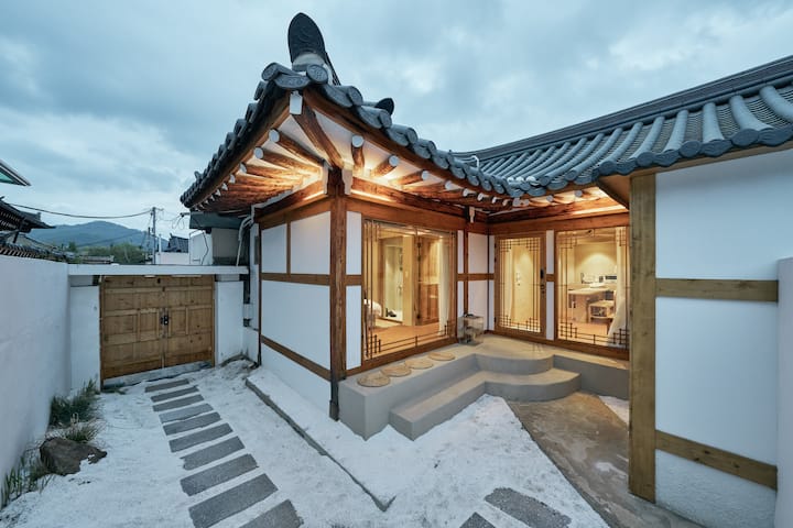 [황리단길 중심] 첨성대 대릉원 거닐수있는 독채  한옥 인P - Gyeongju