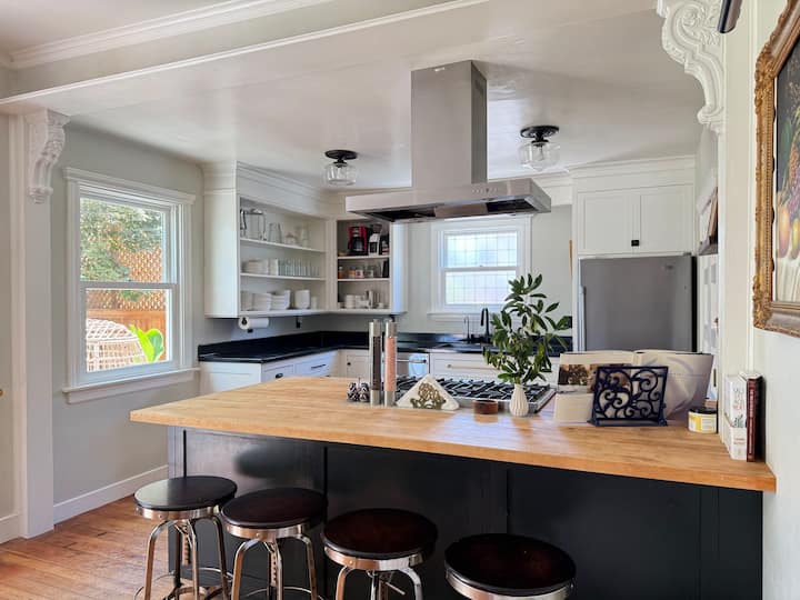 Luxury Victorian In Downtown Petaluma - Petaluma, CA