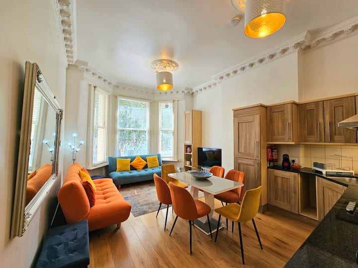 Charming Home With Private Garden By Tube Station - London