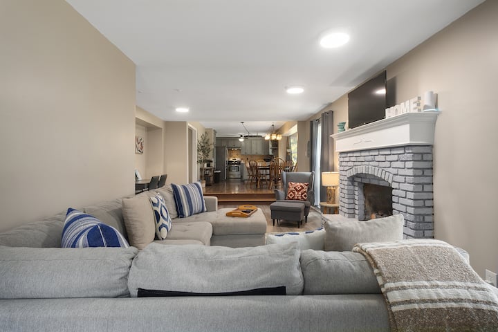 Spacious Home_5br Sleeps12+firepit_arcade Games - Belton, MO