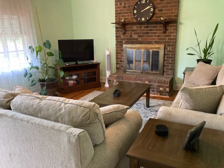 Elon Cottage 
  10:am Check In/1:00pm Check Out - Lake Mackintosh, NC