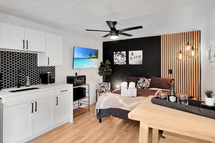 Tiny House Getaway W/ Private Yard Walk 2 Downtown - Lake Worth, FL