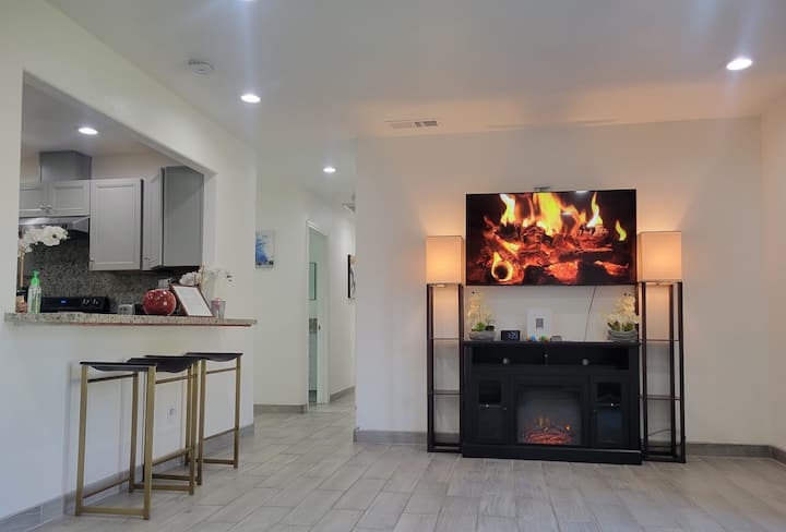 Enjoy Our 3br, 2ba, Steps From Restaurants - Fresno, CA