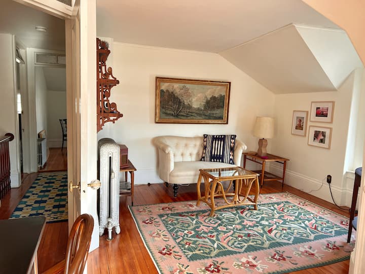 Sunny Suite In Historic Victorian - Fall River, MA
