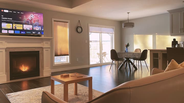 Spacious Elegant Main - Sarnia