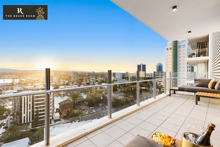 The Brass Pineapple Sunset View Resort Pool Spa - Surfers Paradise