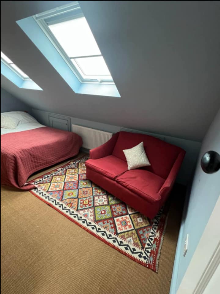 Blue Room - Double Bedroom With Ensuite - Maidenhead