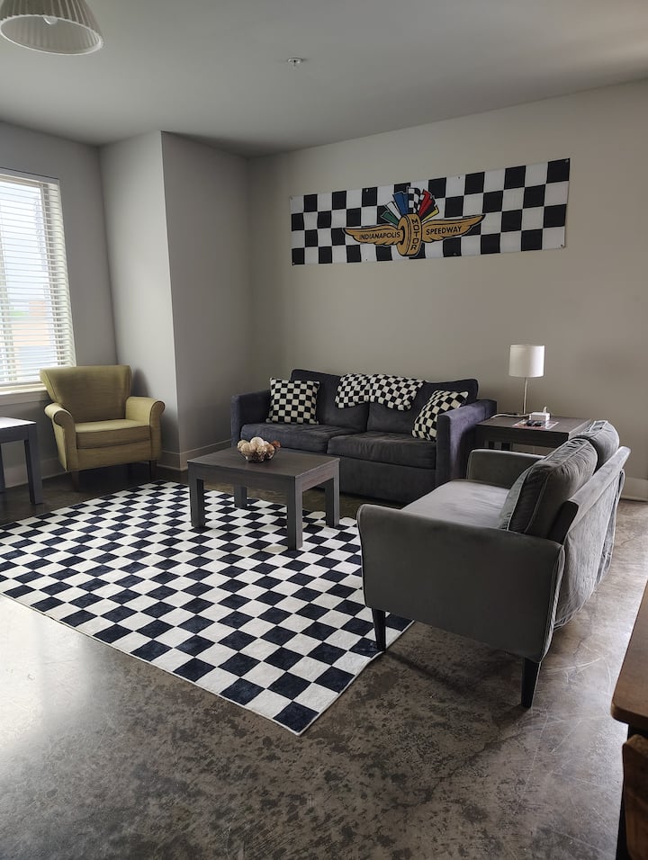 Relax In An Indy 500 Themed Unit With Free Parking - Indianapolis, IN