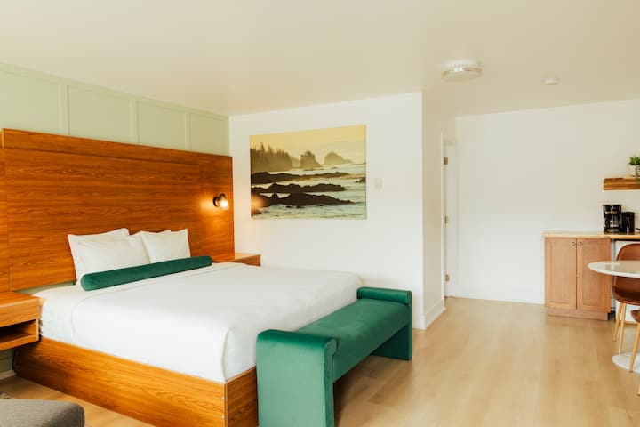 Deluxe King Bed In Ucluelet - Ucluelet