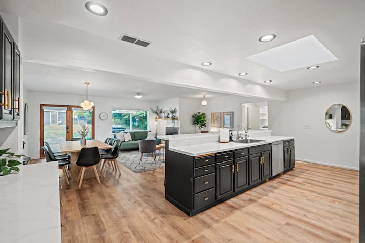 Chambers Bay 4br Retreat | Open Layout + Yard - Tacoma, WA