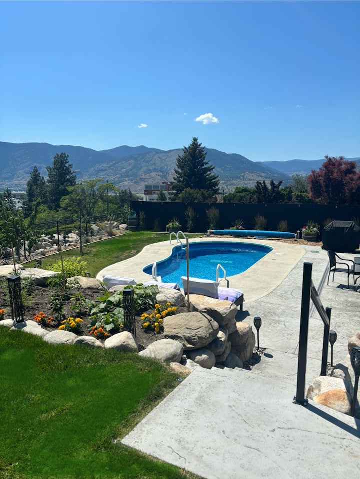 Relax By The Pool In Penticton. - Penticton