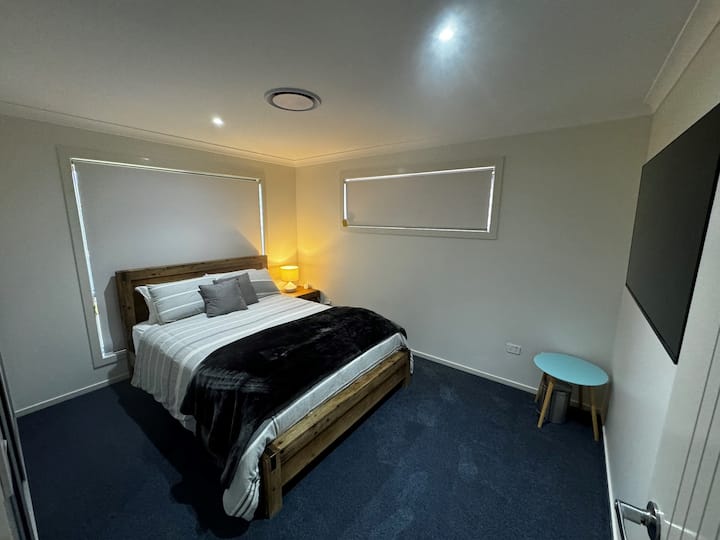 Modern Home In Bundaberg - West Room - Oakwood