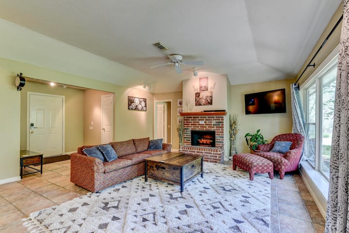 Brazos River Retreat: Fishing, Hot Tub, Sleeps 9 - Brazos Bend State Park, Needville
