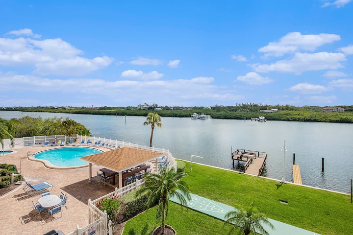 Waterfront Condo, Walk To Beach, Gulf/dolphin View - Indian Shores, FL