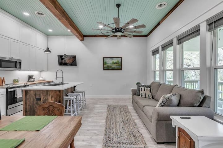 The Farmhouse | Pat Mayse Lake, Split Unit - Choctaw Casino & Resort-Grant