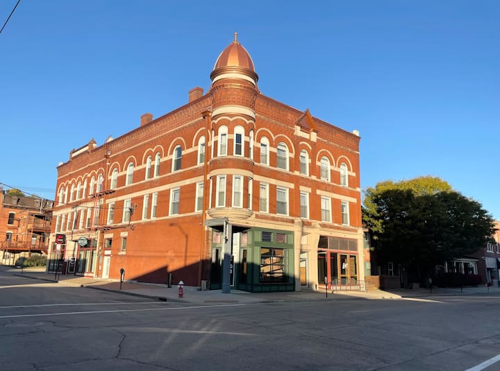 2 Modern Stylish Unit, Sleeps 12 - Dubuque, IA