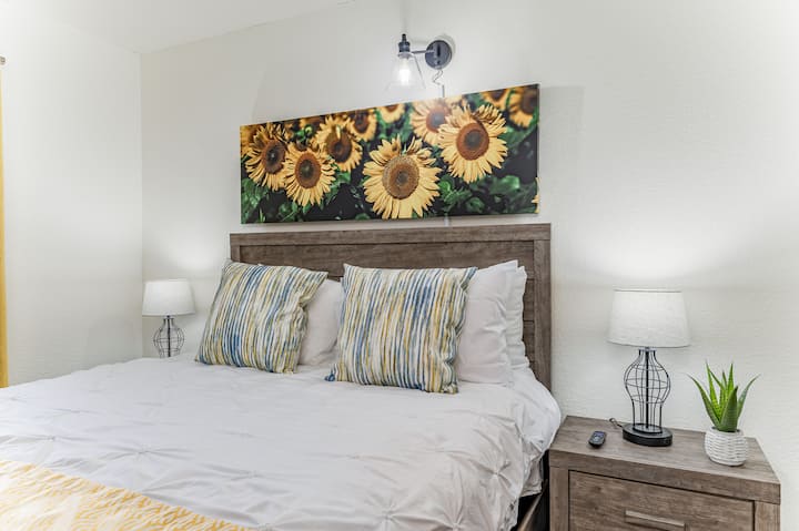 Sleeps 8 | 2 Apts | Safe, Cozy Apt Near Downtown - Wichita, KS