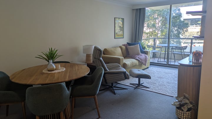 2 Bedroom Apartment - 70's Style - Taronga Zoo Sydney