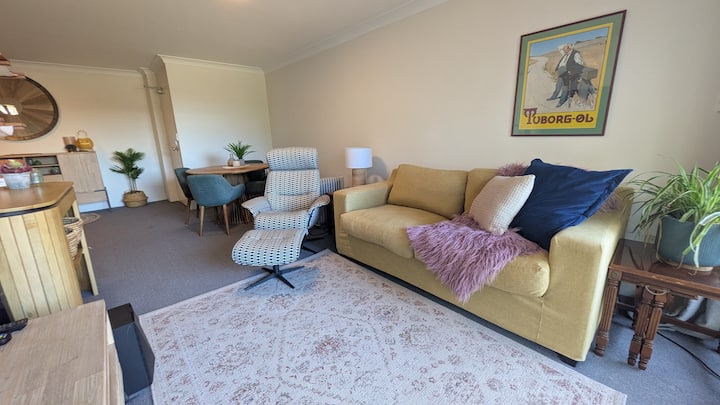 2 Bedroom Apartment - 70's Style - Moore Park