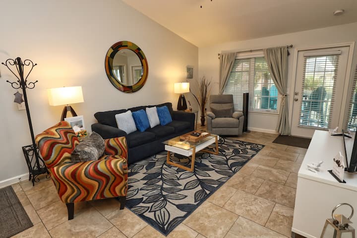 Beachfront Escape: King Bed, Topfloor Retreat - Galveston, TX