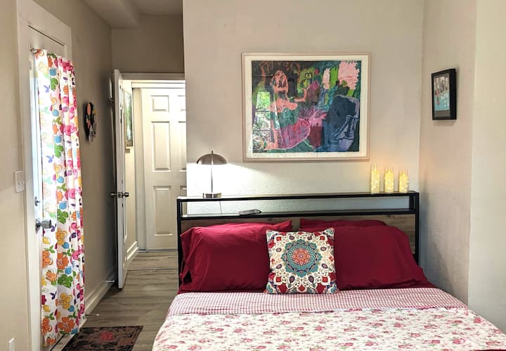 Urban Art Oasis-room-private Entrance & Bathroom! - Sacramento, CA
