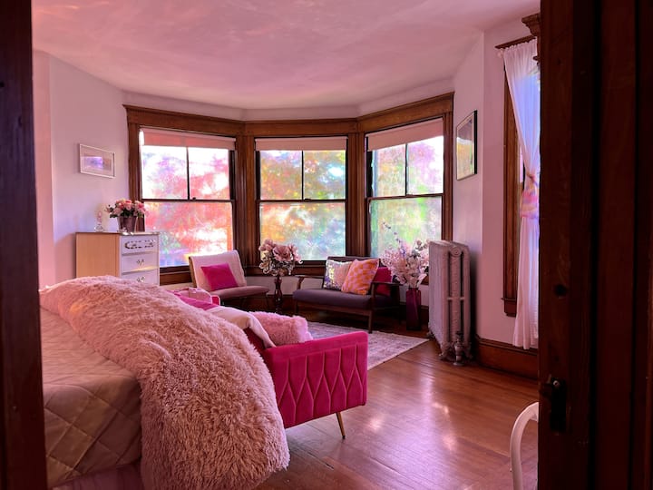 Charming Turret Room In Downtown Victorian - Pittsfield, MA