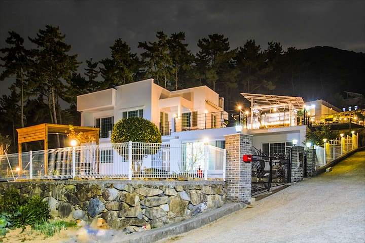 거제달콤하우스"2층독채" 해변가5분. 오션뷰.숲세권.노을맛집 바베큐.커플.가족여행.애견동반 - Geoje-si