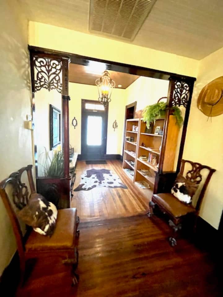 Why Rough It; King Beds, Walk-in-showers, Walkable - Alpine, TX