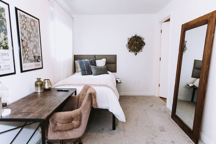 Private Room And Bath, Fiber Wi-fi, Work Desk - United States