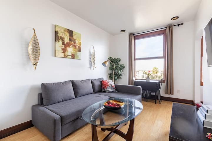 Free Parking • Walk To Convention Center & Beach - Long Beach, CA