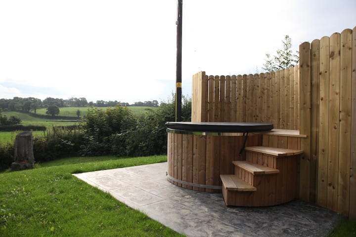 1800's Irish Stone Gate Lodge With Private Hot Tub - County Down