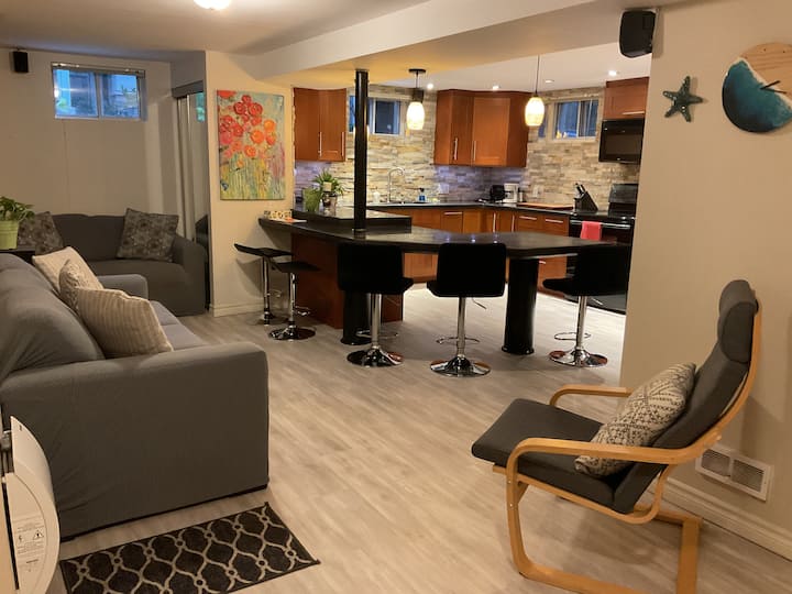 Spacious Retreat With Gardens And Gourmet Kitchen - Gatineau